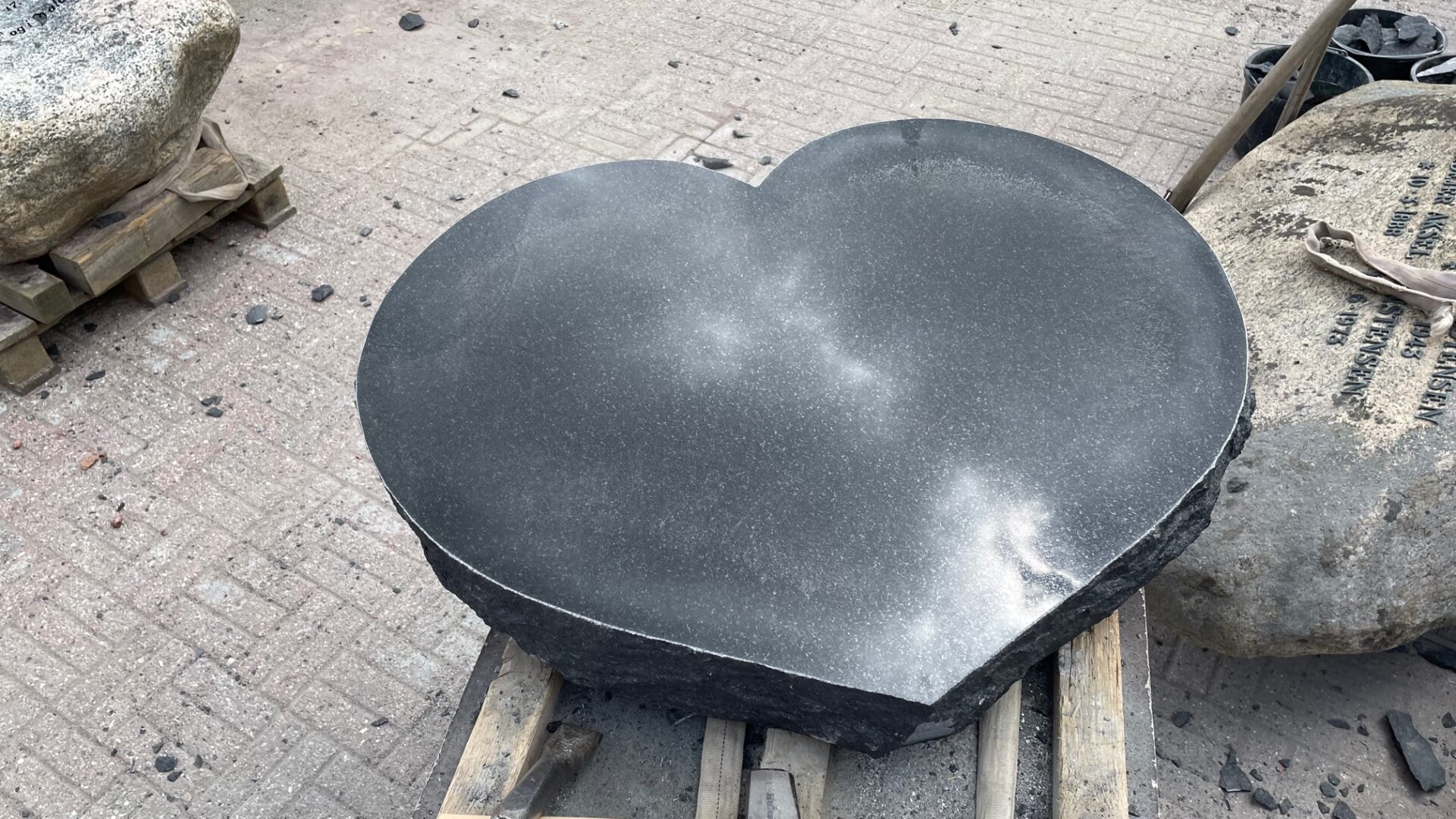 Stort hjerte poleret i Sort Svensk granit, med ru tilhuggede kanter ...