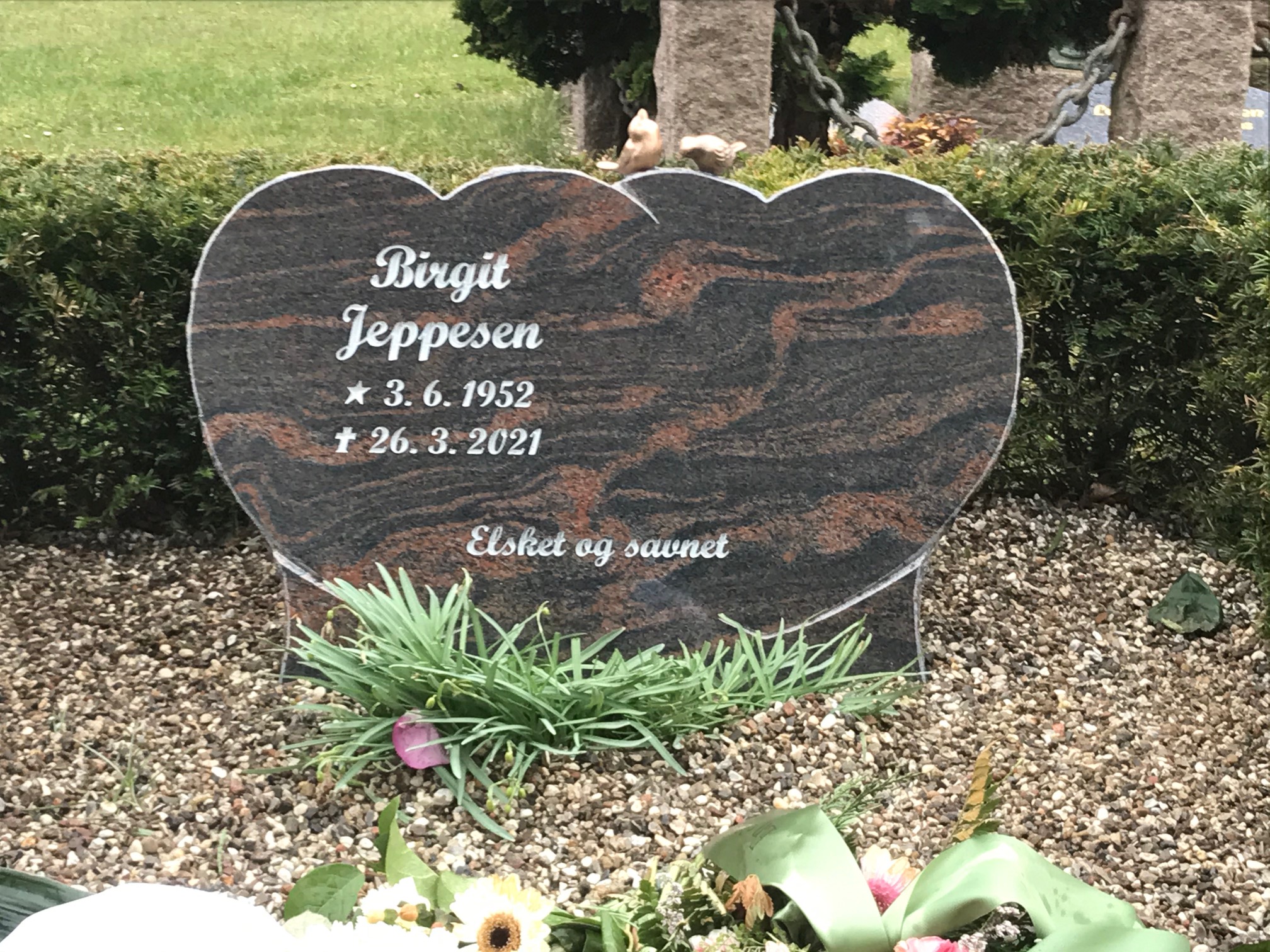 Gravsten til enkelt kistegravsted, i dobbelt hjerteform - Ballerup ...